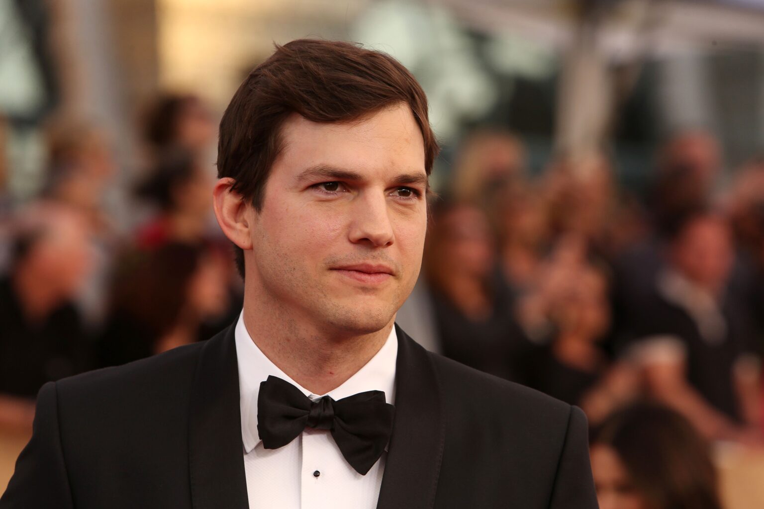 20 Ashton Kutcher Haircut - Popular Hairstyles of American Actor - Men ...